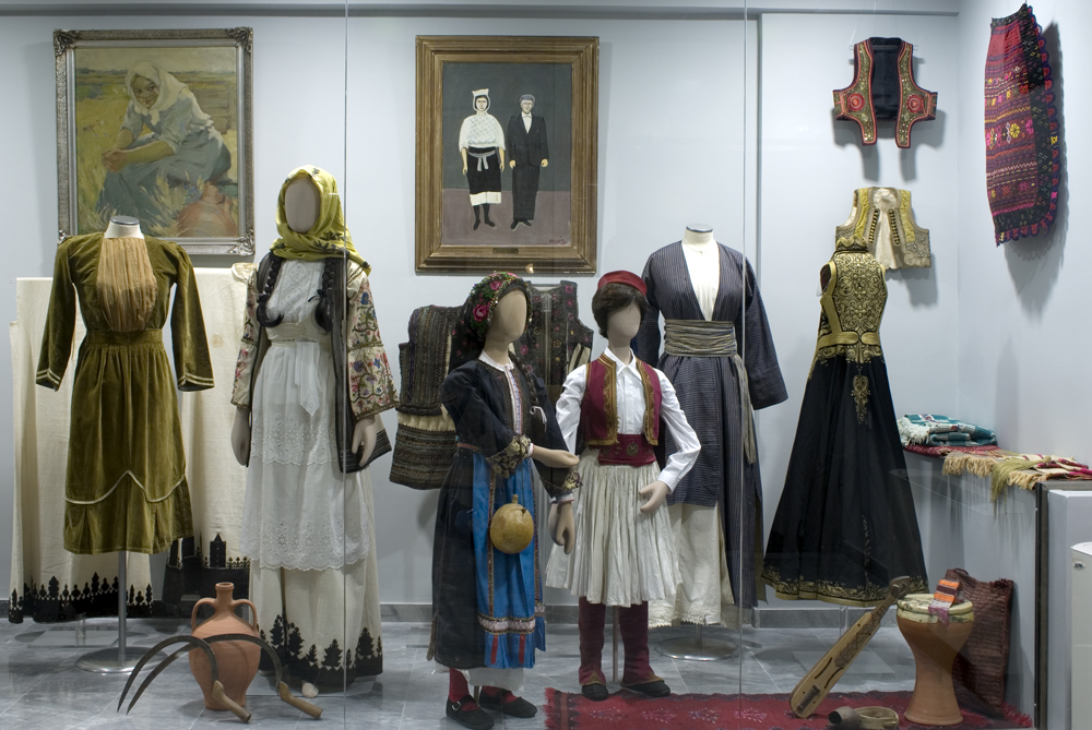 Παραδοσιακές ενδυμασίες, Λαογραφικό Μουσείο Αμαρουσίου - Αρχαιολογία Online