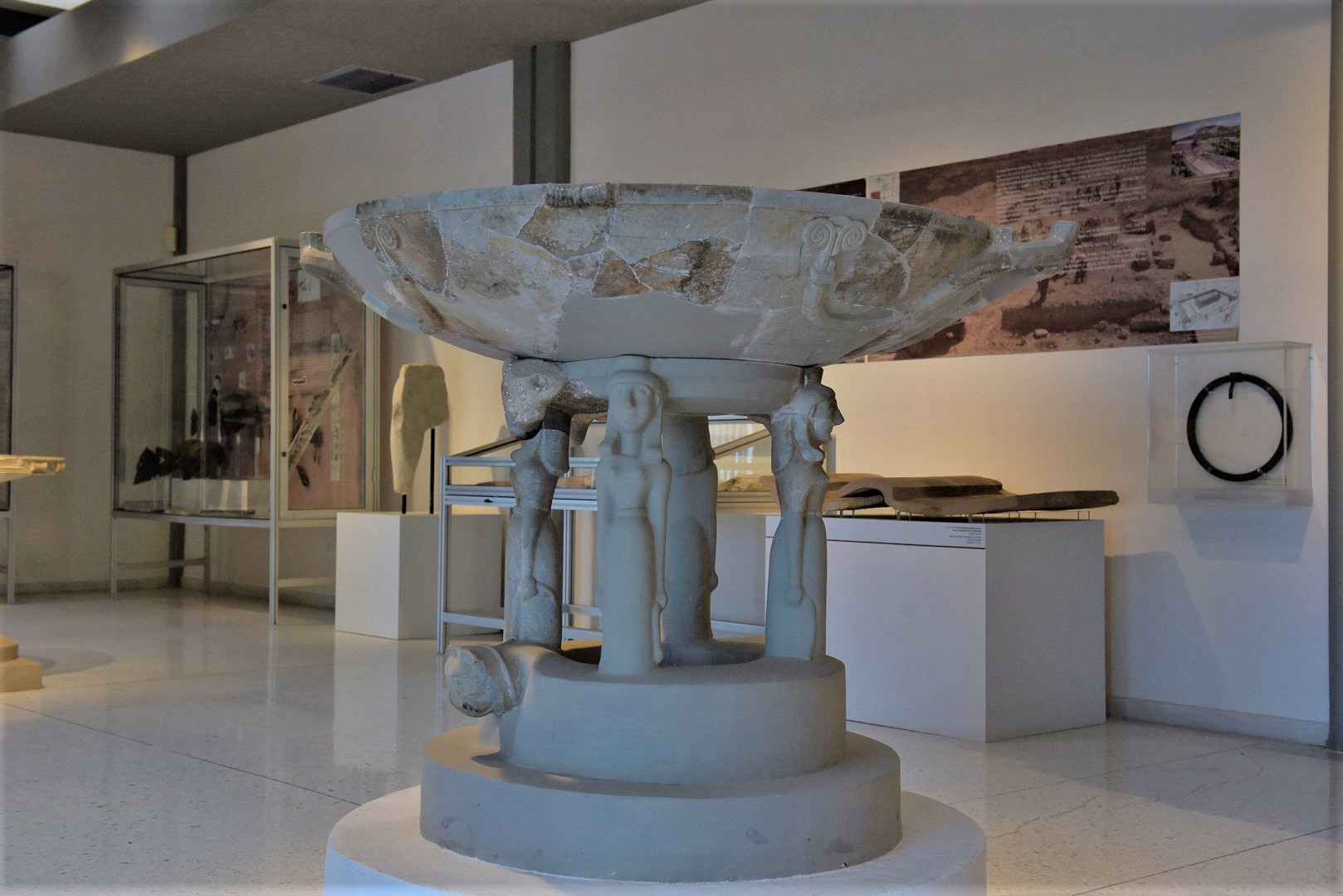 Αρχαϊκό Περιρραντήριο, Αρχαιολογικό Μουσείο Ισθμίας - Αρχαιολογία Online