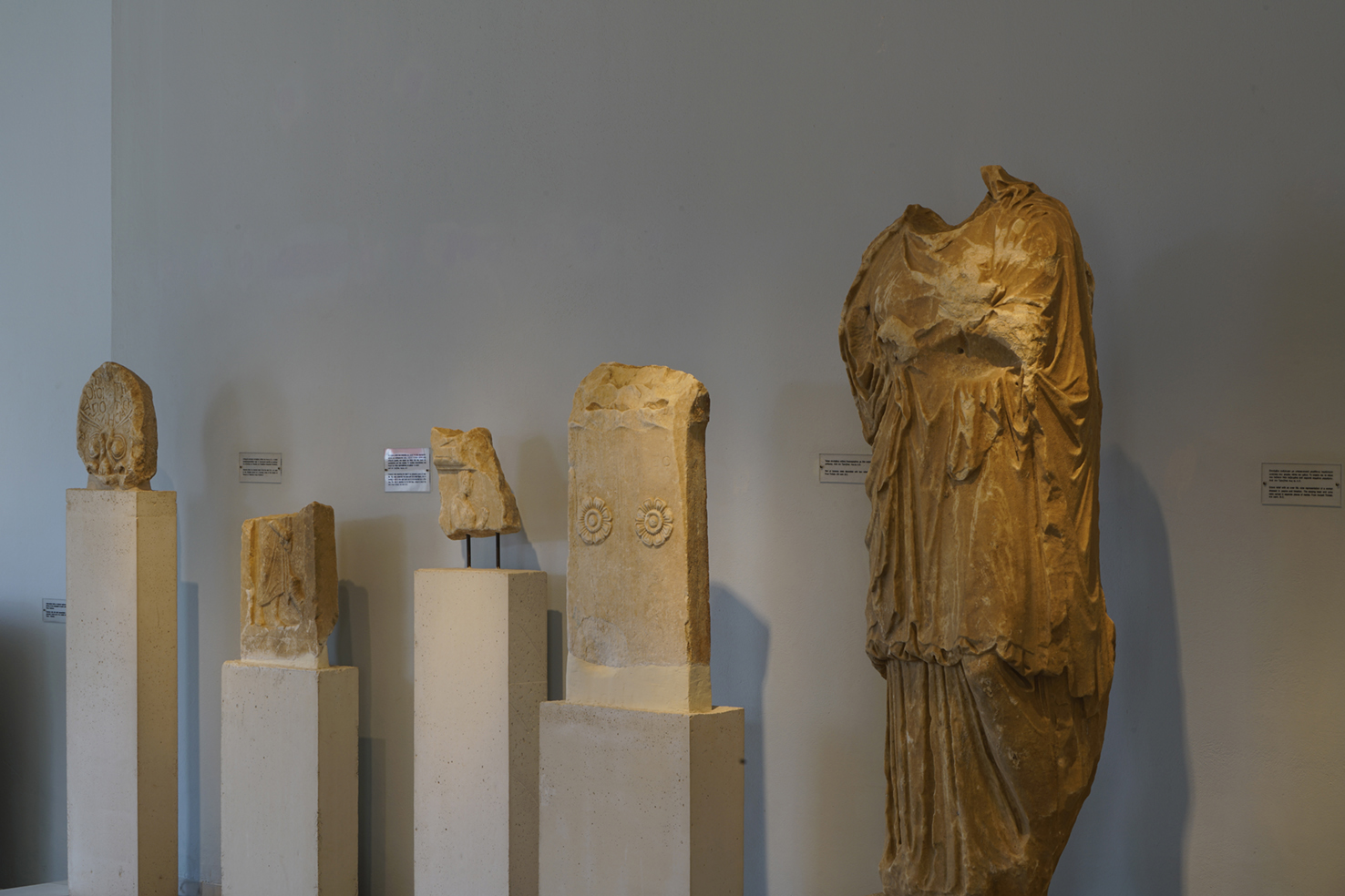 Επιτύμβιες στήλες, Αρχαιολογικό Μουσείο Πόρου - Αρχαιολογία Online
